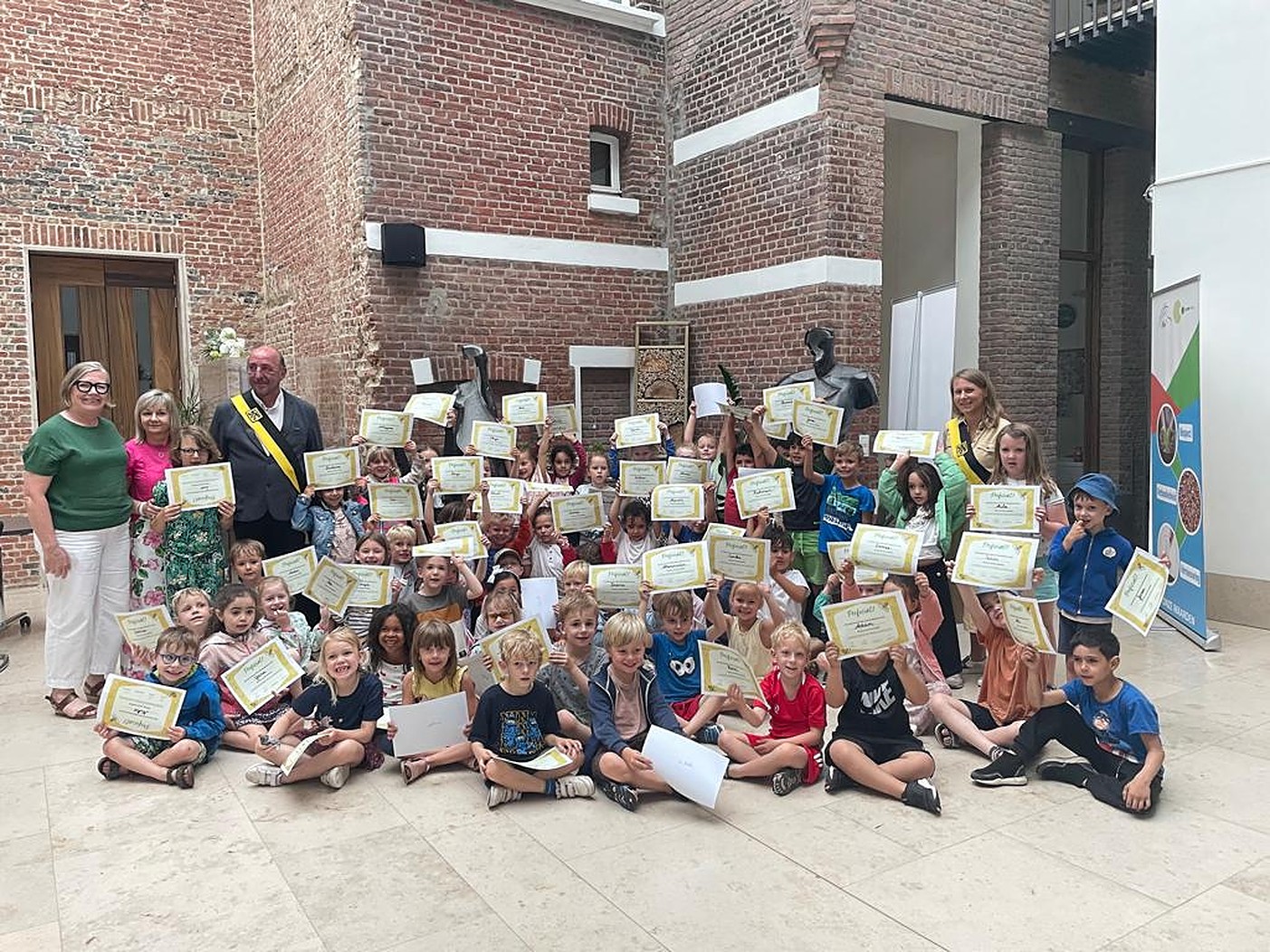 Nielse leerlingen maken bijenhotels! | N-VA Niel